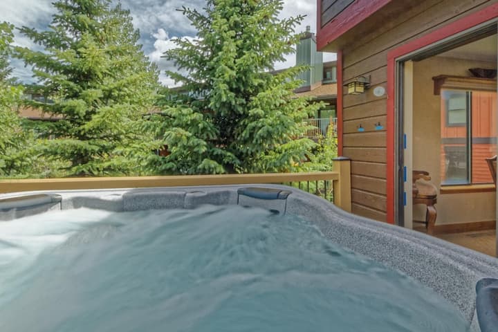 Perfect Patio W/bbq + Private Hot Tub, Spacious, On Trail, Shuttle, Block To Town, Garage, By Itrip - Breckenridge, CO
