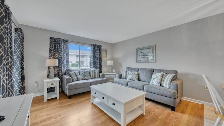 Chateau La Mer 10a 1br Retreat In Destin, Pet-friendly With Beach Access And Beach Service Included. - Destin, FL
