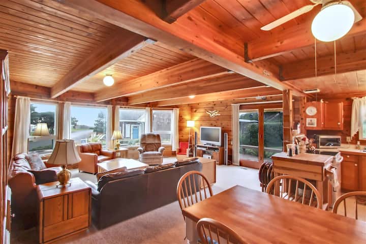 Fernwood Beach House - Steps To The Beach! - Cannon Beach, OR