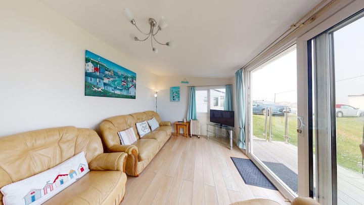 Dog Friendly, Well Equipped And With A Great Enclosed Balcony To The Front Of The Property - Gwithian