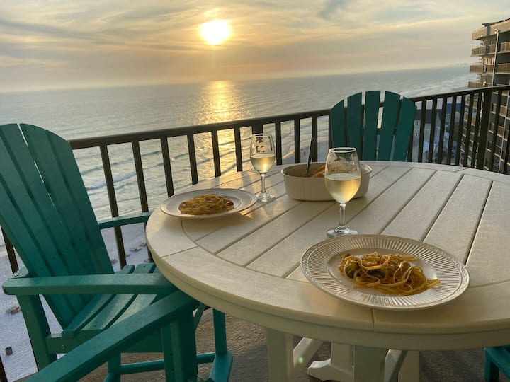 Coastal 2br Condo W/ Beach Service Near St Andrews - Panama City, FL
