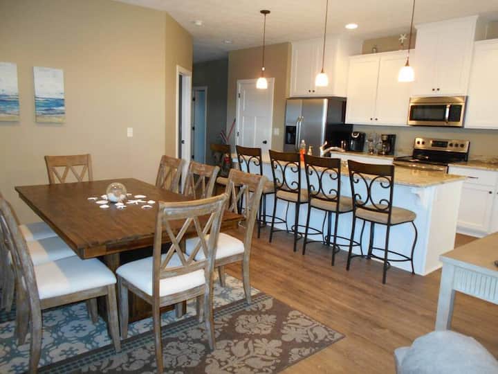 The Bayside V - Awesome 5 Br Bridges Bay Cabin! - Spirit Lake, IA