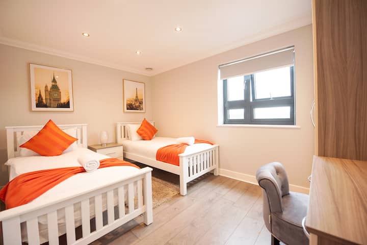 Malthouse Court -Superior 2-bed Penthouse Wbalcony - Reading