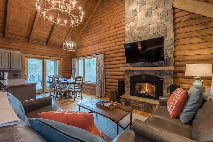 Luxury Mountain View Log Cabin, Hot Tub & Sauna - Helen, GA