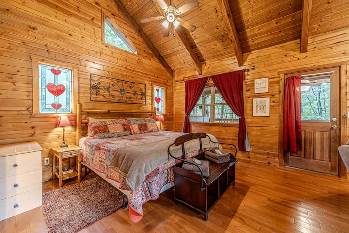 Romantic Getaway Cozy Cabin Hot Tub & Jacuzzi Tub - Clermont, GA