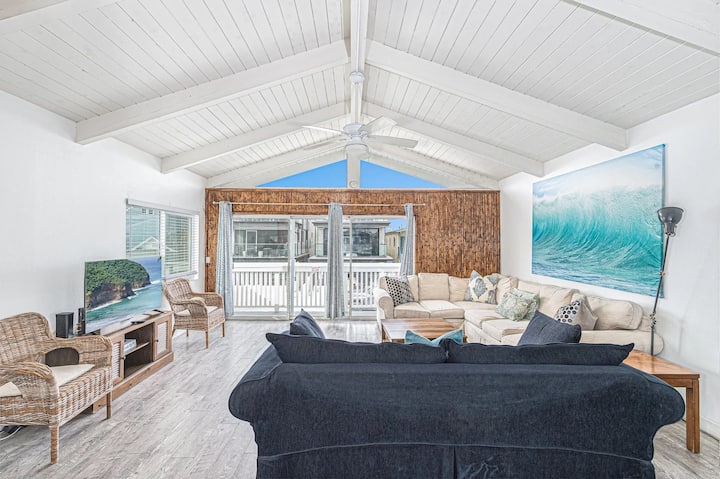 Upper-level Ocean View Beach Home, Sunny With Coastal Charm! - Huntington Beach, CA