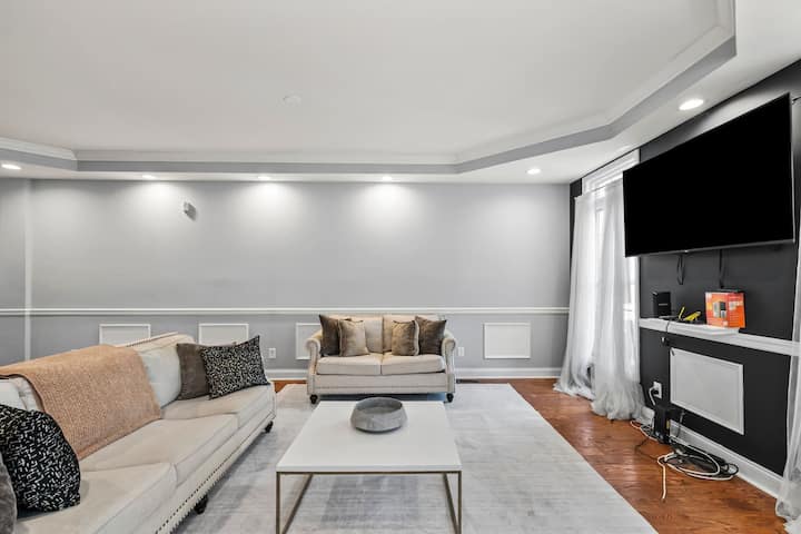 Elegant Reservoir Hill Home With Parking Sleeps 10 - Baltimore, MD