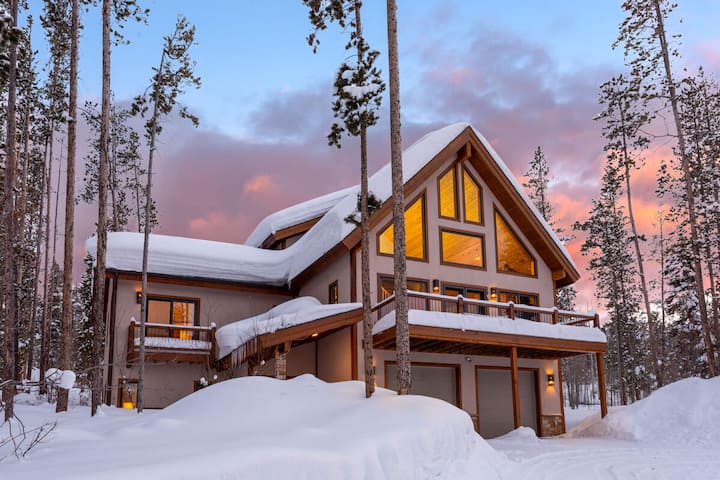 Fox Tracks Lodge | Luxe Mountain Cabin | Large Deck & Outdoor Dining | Perfect Private Hot Tub - Fraser, CO
