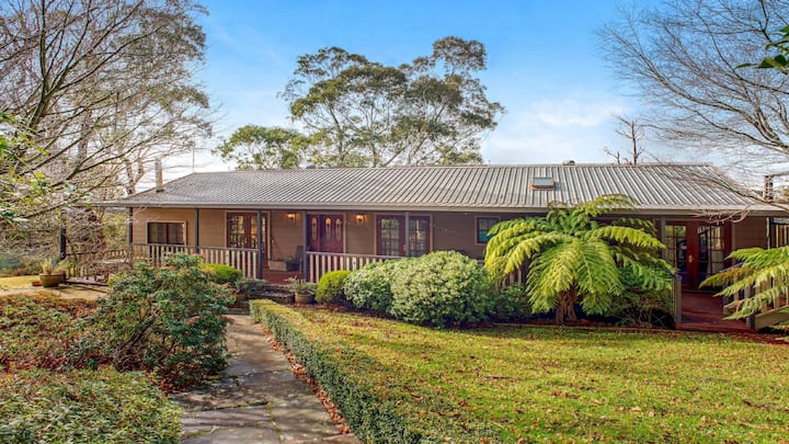Sunnyside Hous At The End Of A Quiet Cul De Sac - Wentworth Falls