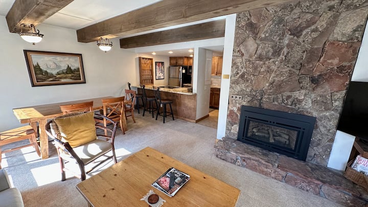 Cozy Vail Condo With Views To The Outdoor Pool - Vail, CO