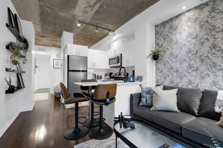 Impeccable Parc Avenue Pad W/ Parking -