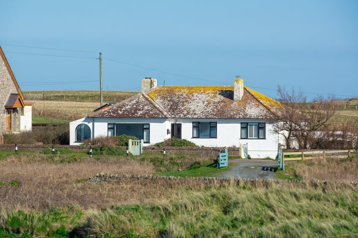 Spacious & Cosy Coastal 1930s Bungalow, Rhosneigr - North Wales