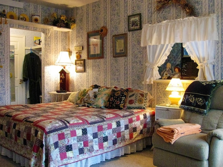 Sunflower Room - Prescott Cabin Rentals - Prescott Valley, AZ