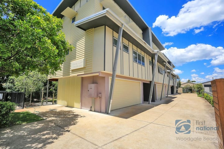 Beautifully Designed Beach Townhouse With Pool - Woodgate