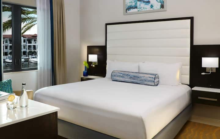 Couple's Getaway! King Unit, 5 Pools, Tennis - Naples, FL