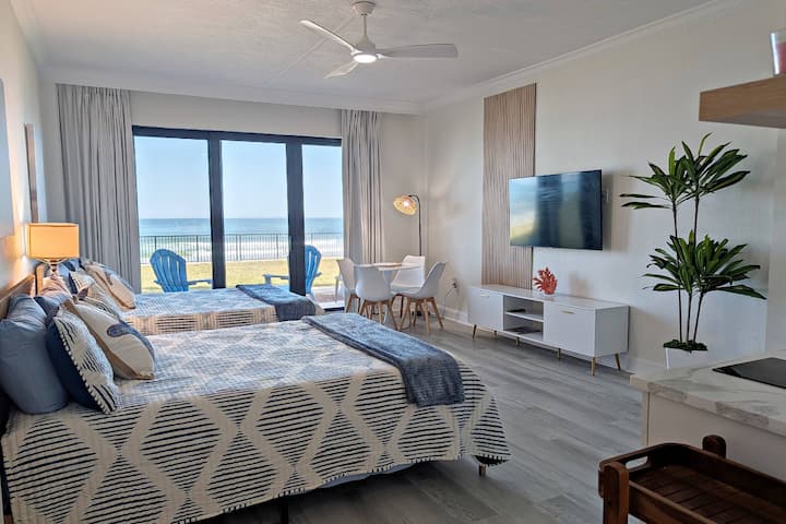 Beachfront Studio W/ Patio | Steps To Sand - Daytona Beach Shores, FL
