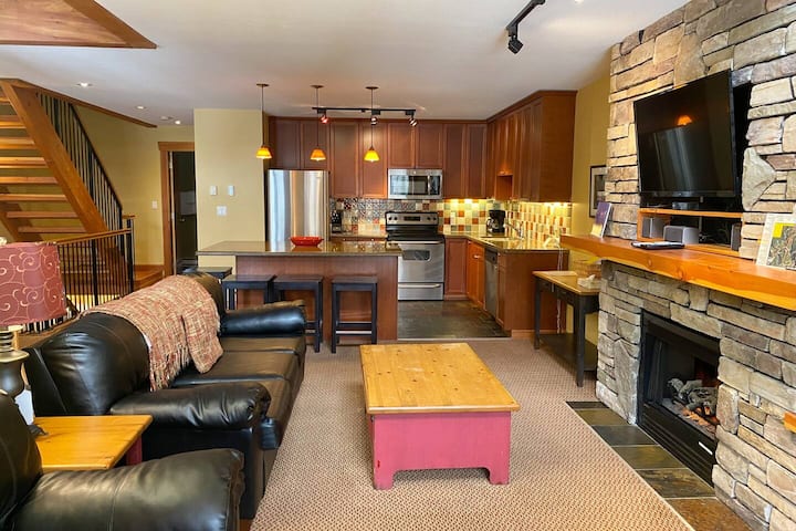 3 Bedrooms With Loft & Den |  Private Hot Tub - Fernie