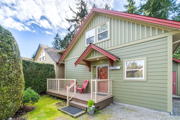 Impeccable Oceanside Village Retreat! - Parksville