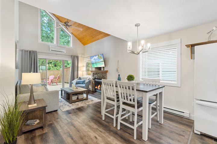Impeccable Oceanside Village Retreat! - Parksville