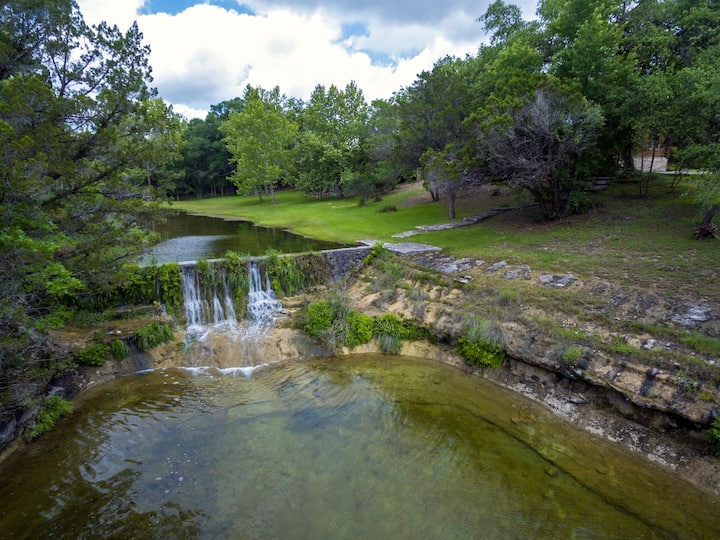Falls Log Home I Waterfront, Hot Tub - Wimberley, TX