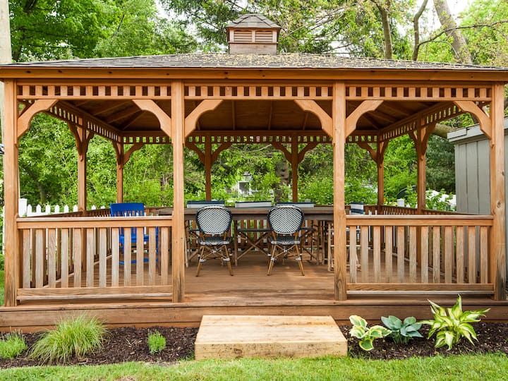 Walkable | Outdoor Relaxation | Fire Pit - South Haven, MI