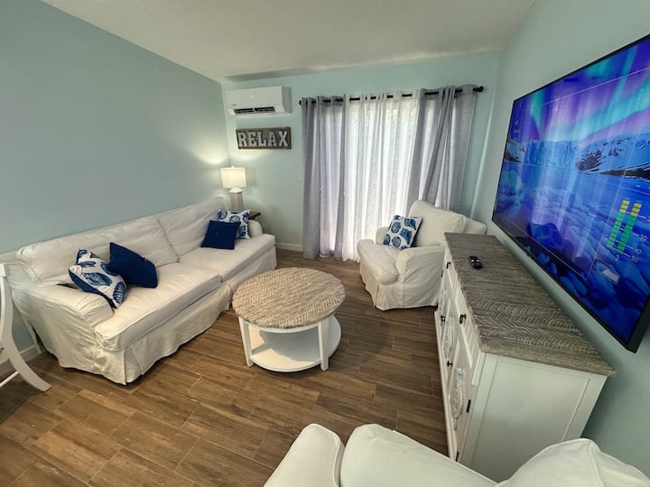 Walk To Beach. Pool View. Daily Rentals V2 - Sarasota, FL