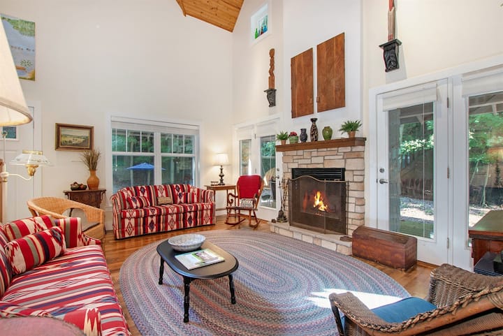 Art Coast Cottage: Wooded Escape, Fire Pit, Hiking - Saugatuck, MI