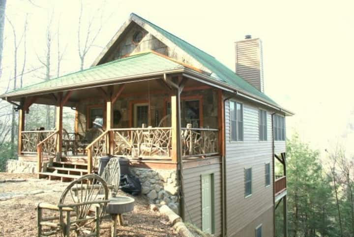 August Place - Hot Tub, Community Pool, Game Table - Boone