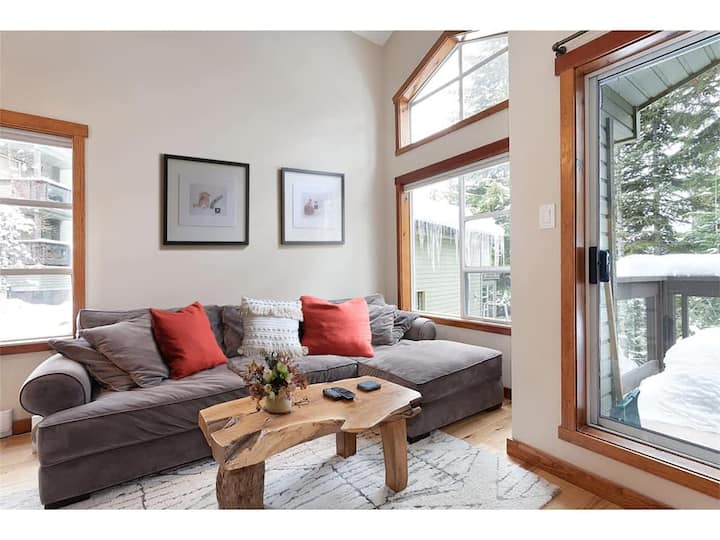 Retreat With Cabin Feel, Wood Fire,steps To Lift - Whistler