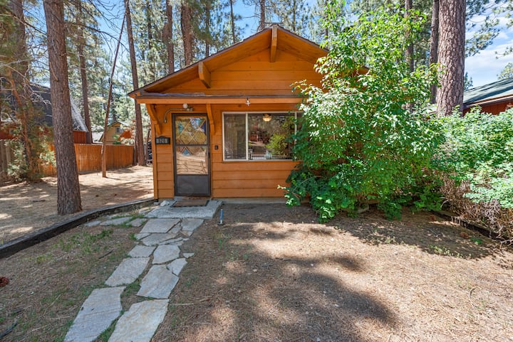 Hot Tub Getaway In A Quiet Neighborhood - Big Bear, CA