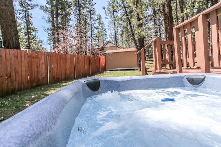 Classica Cabin W/hot Tub Walking Distance To Lake - Big Bear Lake, CA