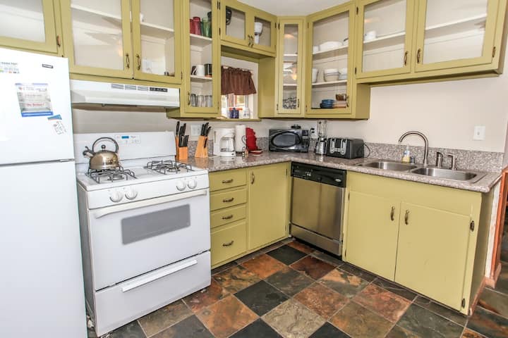 Classica Cabin W/hot Tub Walking Distance To Lake - Big Bear Lake, CA