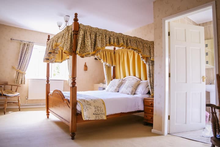 Farmhouse Wing - Stunning 2 Bedroomed Farmhouse. - Cholmondeley Castle Gardens