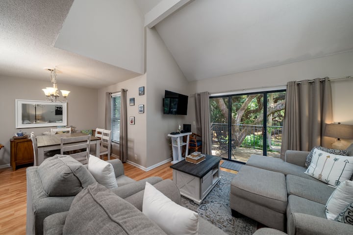 Lovely Two Bedroom Villa! Open Kitchen! Short Ride To Beaches! Amenity Access Available For Purchase - Seabrook Island, SC