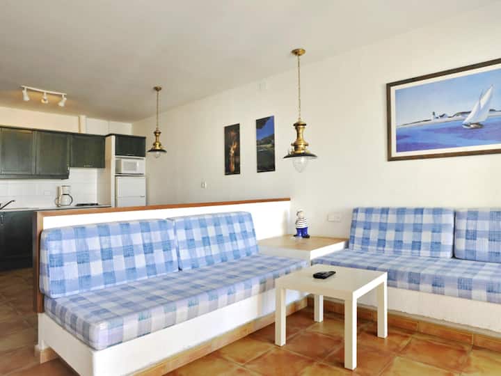 Two-bedroom Apartment With Side Sea View Located 50m From The Beach. - Llançà