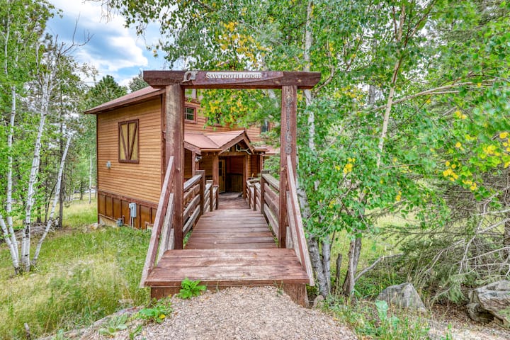 Sawtooth Lodge · Cabin W/hot Tub, Clubhouse & Wifi - Deadwood, SD