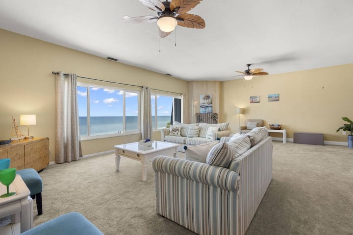 On The Beach! Stunning Gulf Views! Heated Pool & Grill, Free Activities! ~ 402 Happy Fiddler - Indian Rocks Beach, FL