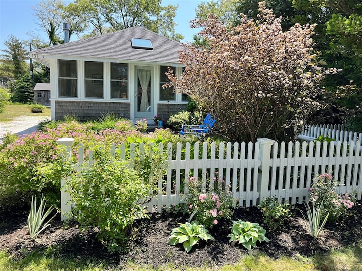 Cozy Cottage Overlooking Rock Harbor Creek - Orleans, MA