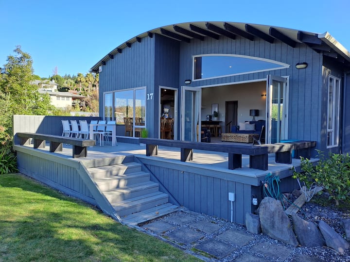 Large Home In A Great Location With Stunning Views - Taupō