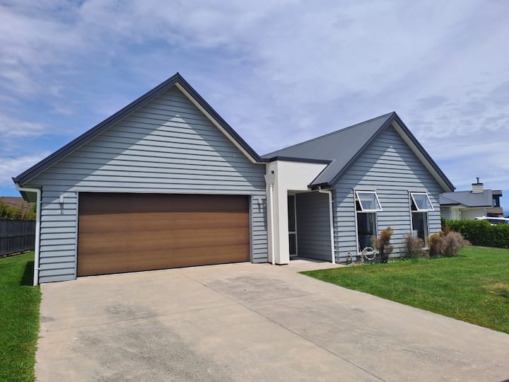 Beautifully Furnished Modern Home In A Quiet Area - Taupō