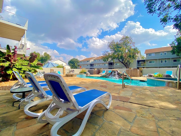 Vacationers Paradise In The Heart Of Nb -Ww J203 *Free Tubes With Rental* - New Braunfels, TX