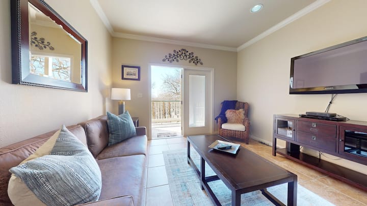 Condo In Gruene Overlooking The Guadalupe! Vg103 : Free Tubes With Rental! - New Braunfels, TX