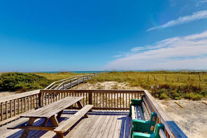 Classic Oceanfront Cottage W/ Private Walkway, 2 Decks, Easy Walk To Carolina Beach Fun - Carolina Beach, NC