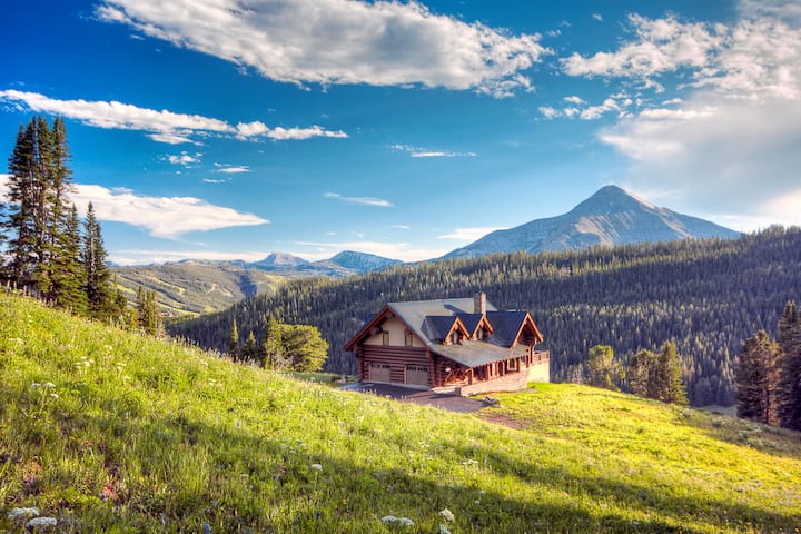 Gorgeous ᨒ  Home W/ Stunning Hot Tub Views - Big Sky, MT