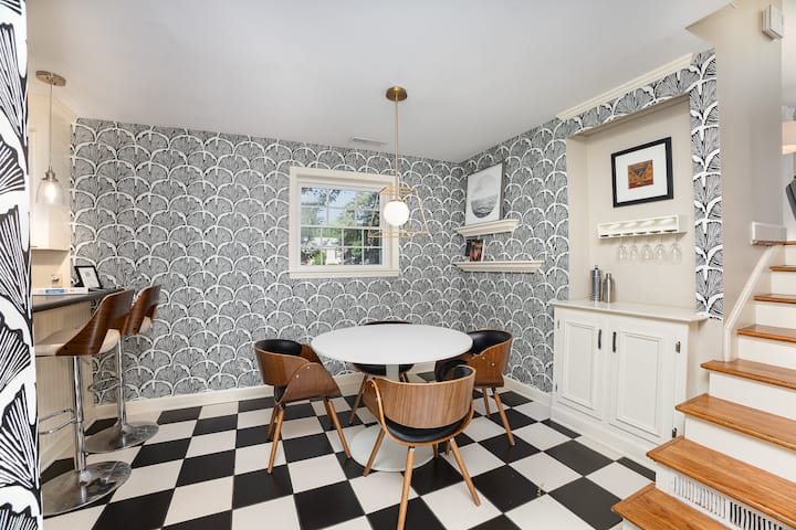 Charming Southpark Home, Fenced-in Yard - Charlotte, NC