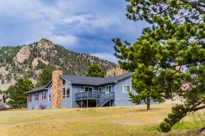 Huge Mountain Views! Spacious Home Near Natl Park - Estes Park, CO