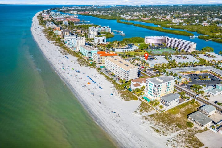 Steps To The Sand! Free Activities! 106d Barefoot - Indian Shores, FL