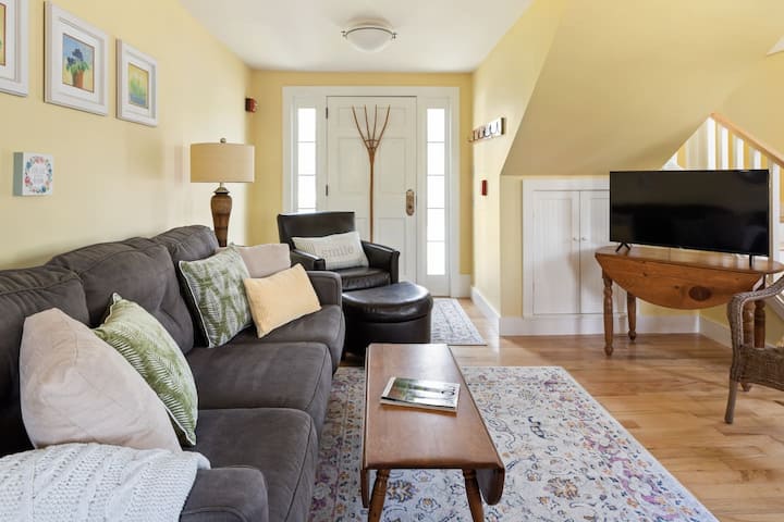 2br Cheery Village Townhouse | Steps To Main St - Stowe, VT