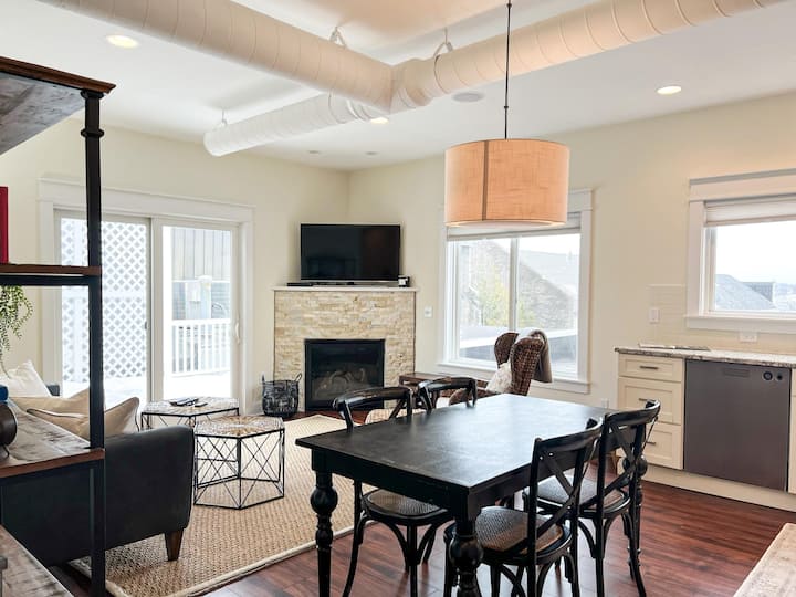 Upscale Flat W/ Private Entrance On Main St. - Harbor Springs, MI