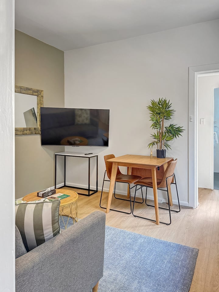 Cute 1 Bedroom With Sunny Courtyard Garden - Sydney